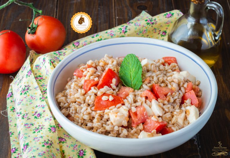 Insalata di Farro con Pomodori e Mozzarella | Ricetta Estiva Facile